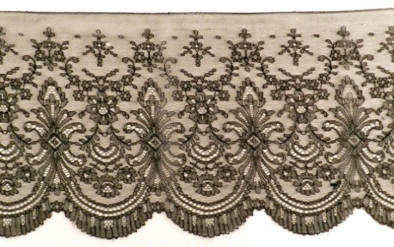 Tira de encaje antiguo de Chantilly 450 x 28 cm #A1939